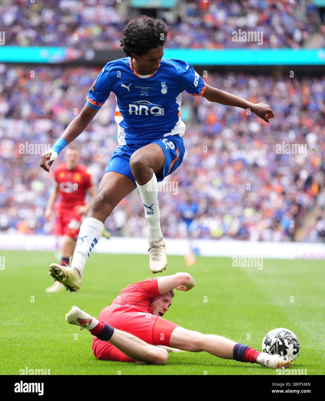 Southend United's Harry Taylor and Oldham Athletic's Vimal Yoganathan ...