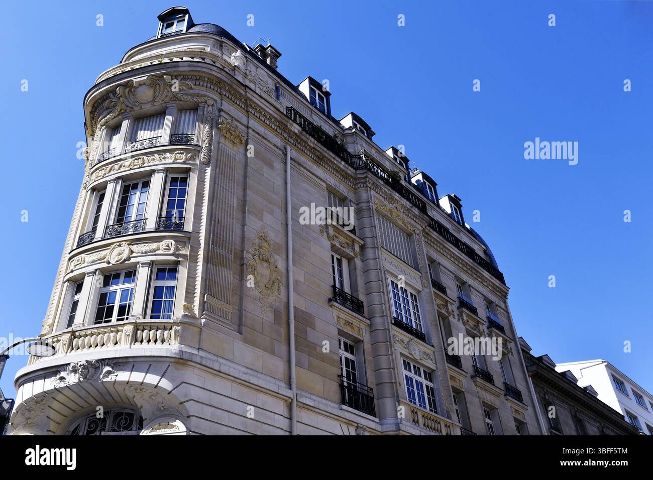 Paris haussmann immeuble hi-res stock photography and images - Alamy