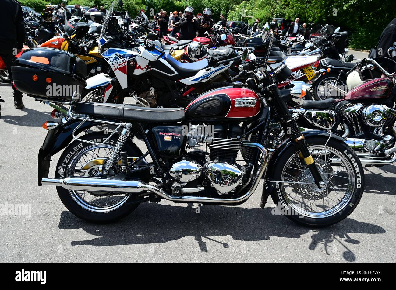 Classic triumph bonneville t100 hi-res stock photography and images - Alamy