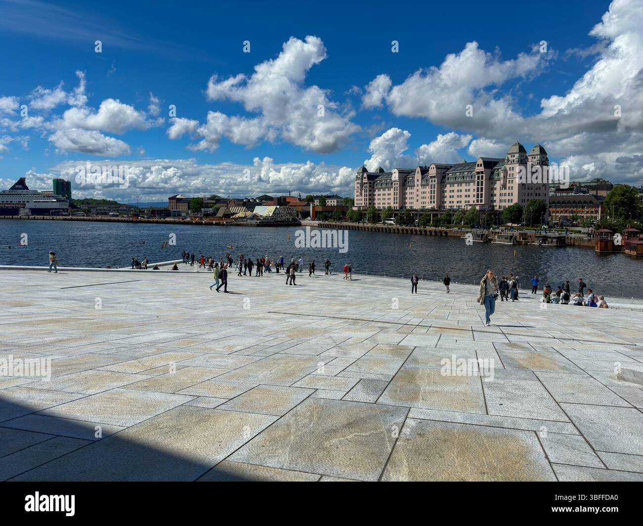 Oslo Opernhaus – Blick auf Stadtzentrum und Hafen bei dramatischem ...