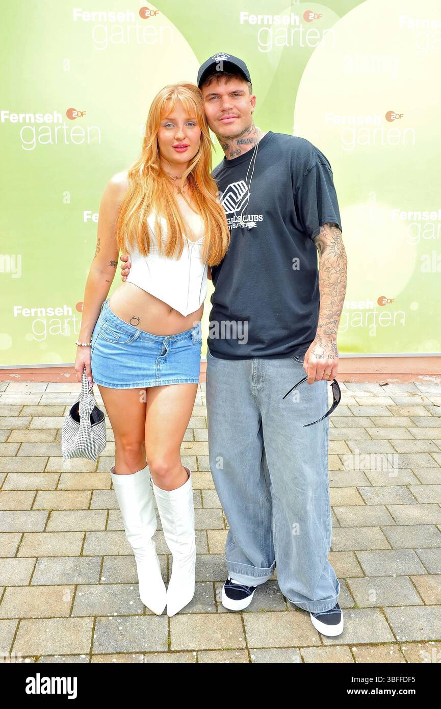 ZDF - Fernsehgarten. Rapper Coach Bennet Bennet Pfeifer und Cassy Cassau Anna Celina Cassau ...