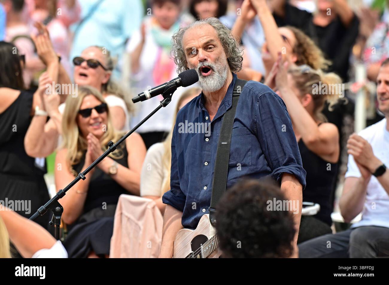 ZDF - Fernsehgarten. Sänger Hans-Timm Timsen Hinrichsen während der ZDF ...