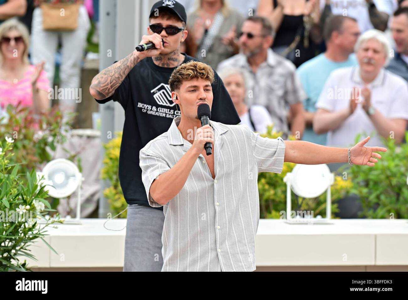 ZDF - Fernsehgarten. Sänger Karsten Walter und Rapper Coach Bennet ...