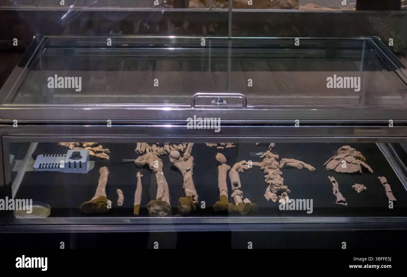 Neolithic / Bronze age burials, Gua Cha, Malaysia, circa 10th century ...