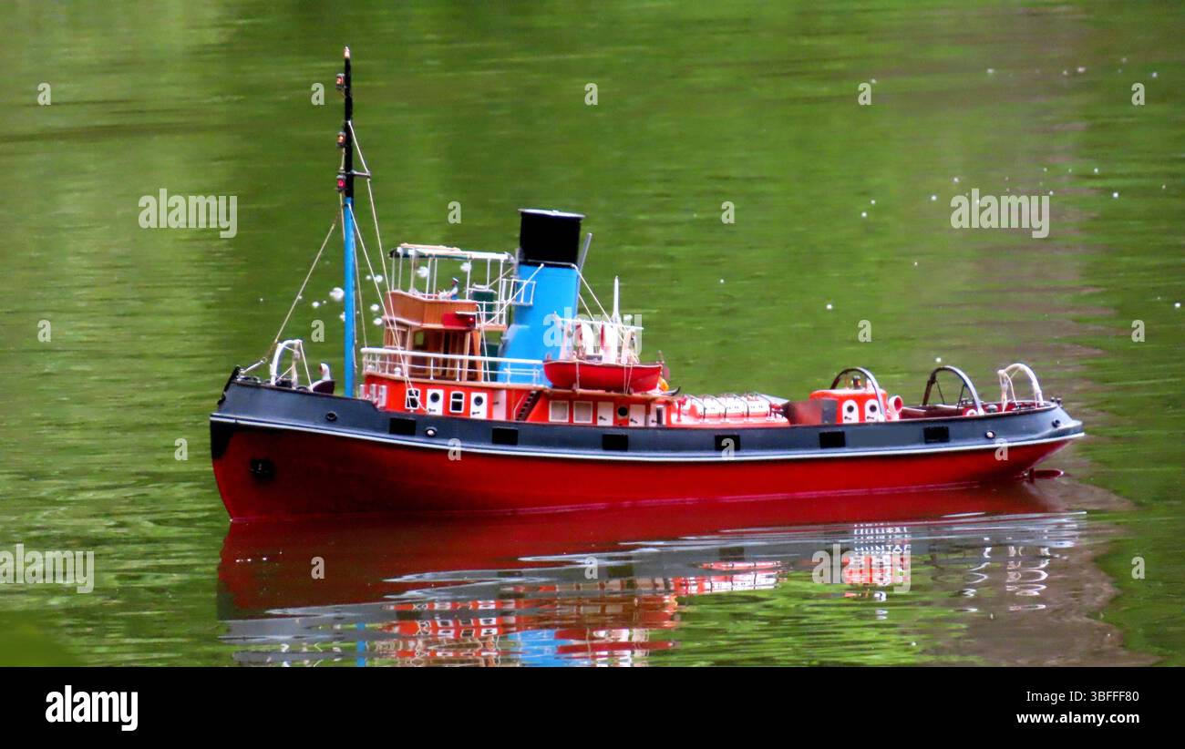 ...Modellschiff auf dem See.. Schlepper Breitseite *** Model ship on ...