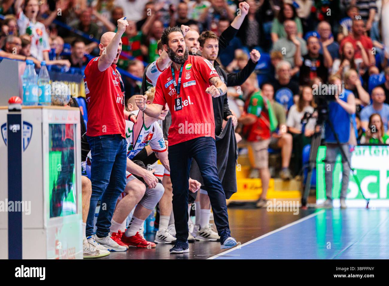 Bennet Wiegert (SC Magdeburg, Trainer) jubelt / freut sich GER, TBV ...