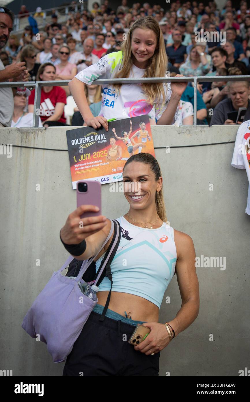 Valarie ALLMAN (USA) macht ein Selfie mit einem jungen, weiblichen Fan ...