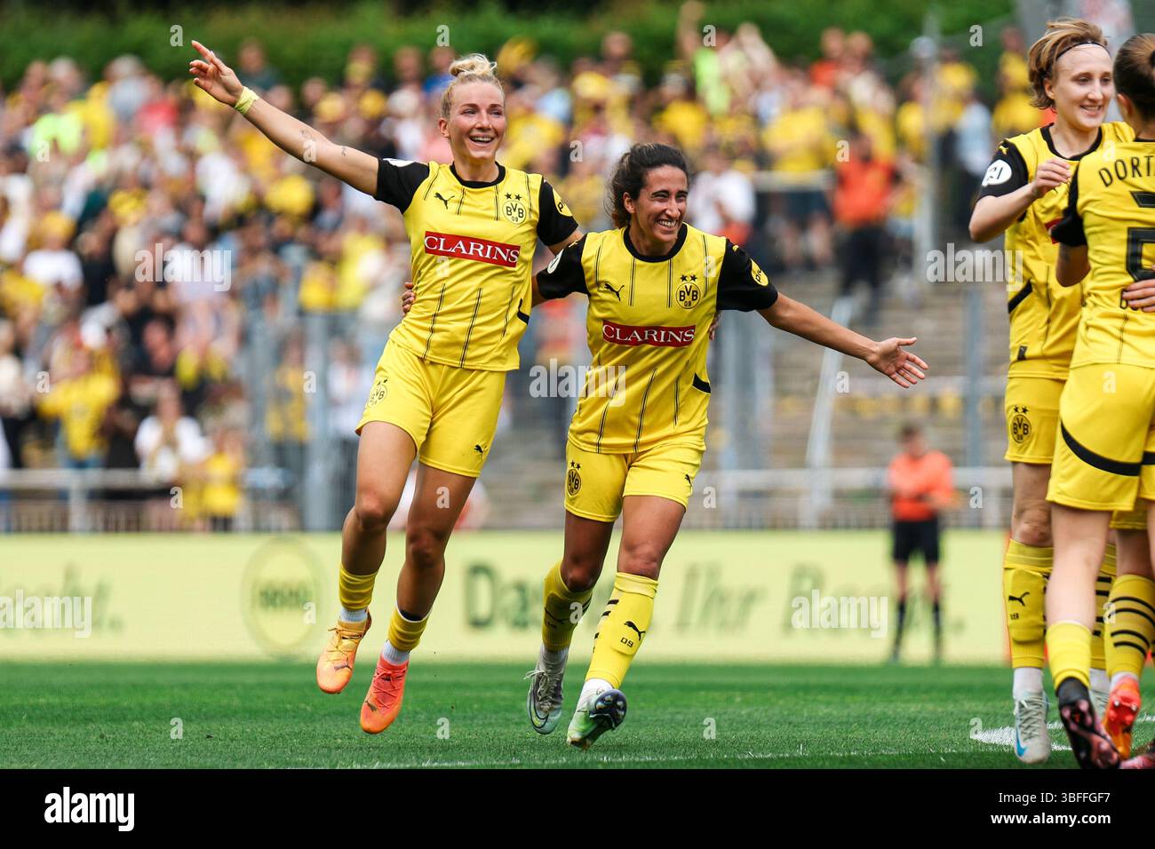 Ann-Sophie Vogel (Borussia Dortmund, #20) und Marah Tayeh (Borussia ...