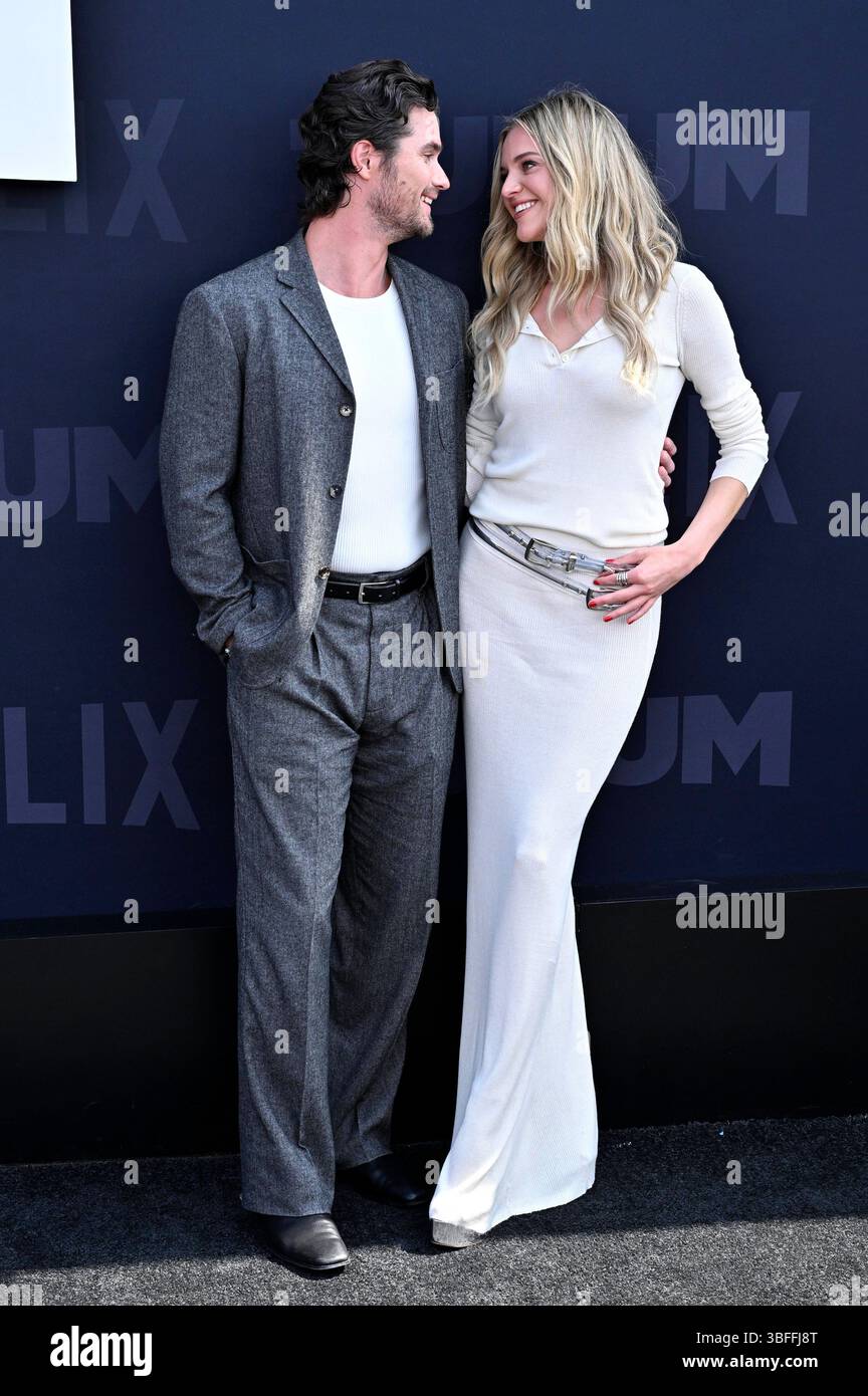 Chase Stokes mit Partnerin Kelsea Ballerini beim Fan-Event Netflix ...