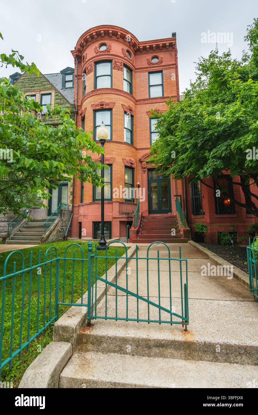 Washington D.C., USA - May 21, 2025. Classic red-brick rowhouse with ...