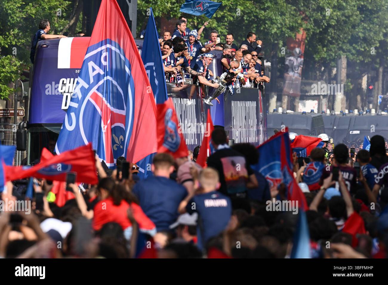 Champions League: Parade of PSG players holding the Champions Cup on ...