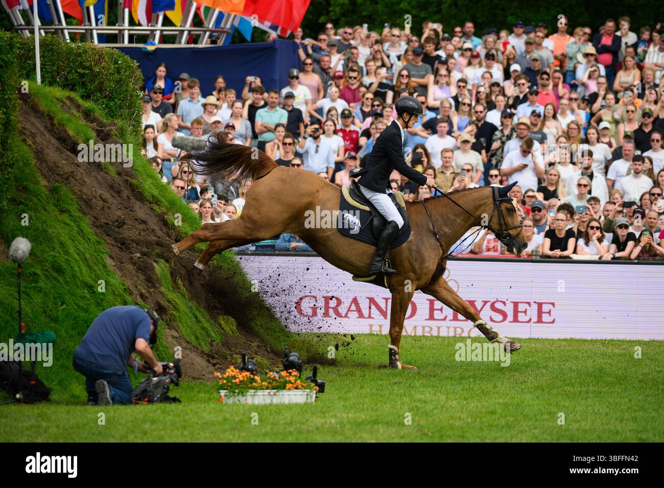 Hamburg, Germany. 01st June, 2025. Equestrian sport: Show jumping ...