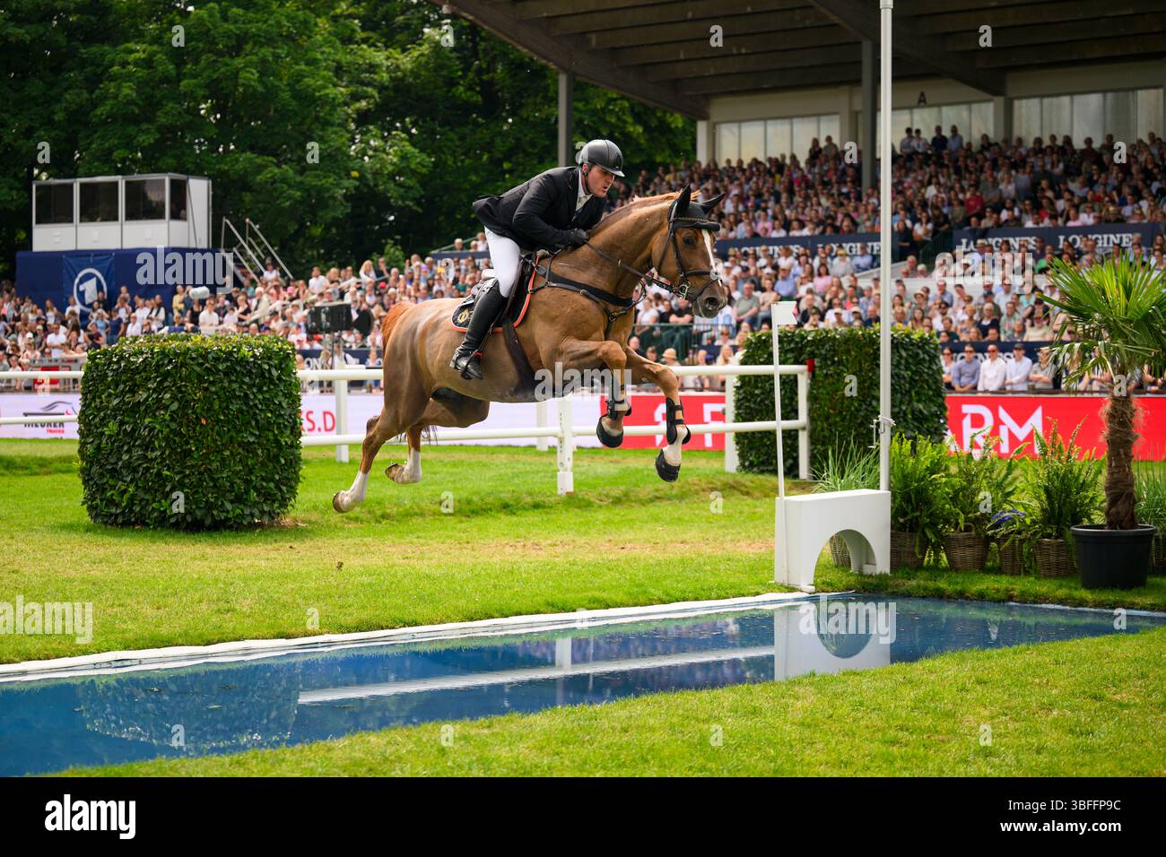01 June 2025, Hamburg: Equestrian sport: Show jumping, German Show ...