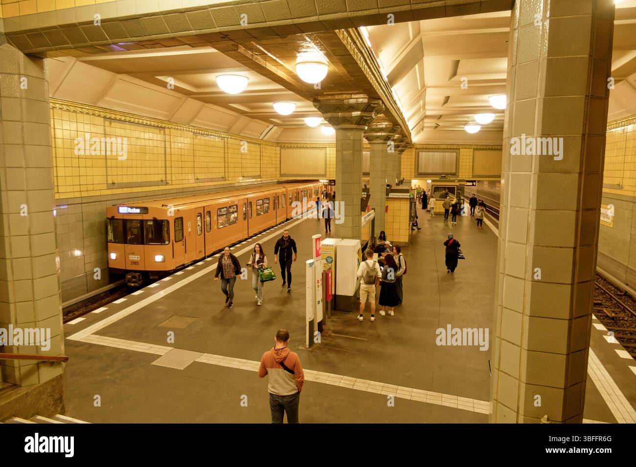 U-Bahn Station Hermannplatz, U7, Bahnsteig, BVG, oeffentlicher ...