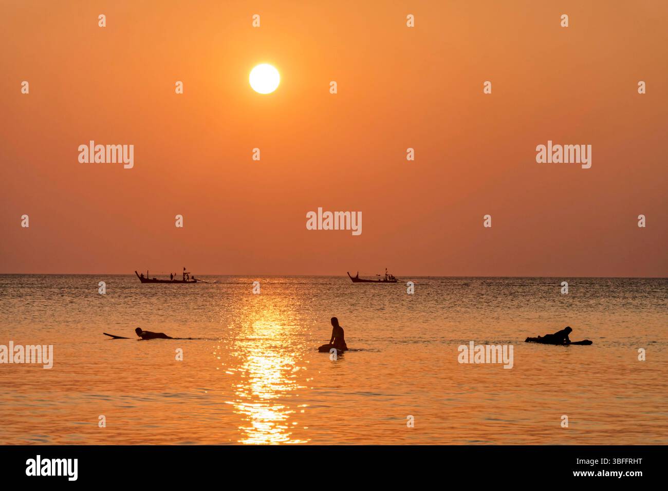 Sonnenuntergang am Long Beach in Koh Phayam, Thailand Sonnenuntergang ...