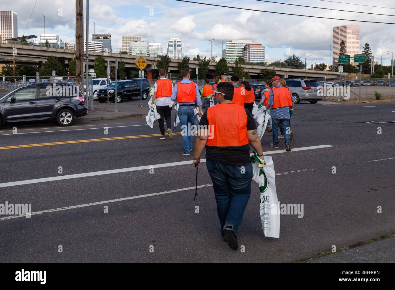 People wearing safety vests hi-res stock photography and images - Alamy