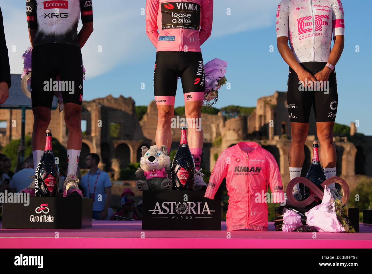 Roma, Italy. 01st June, 2025. Britain's Simon Philip Yates of Team ...