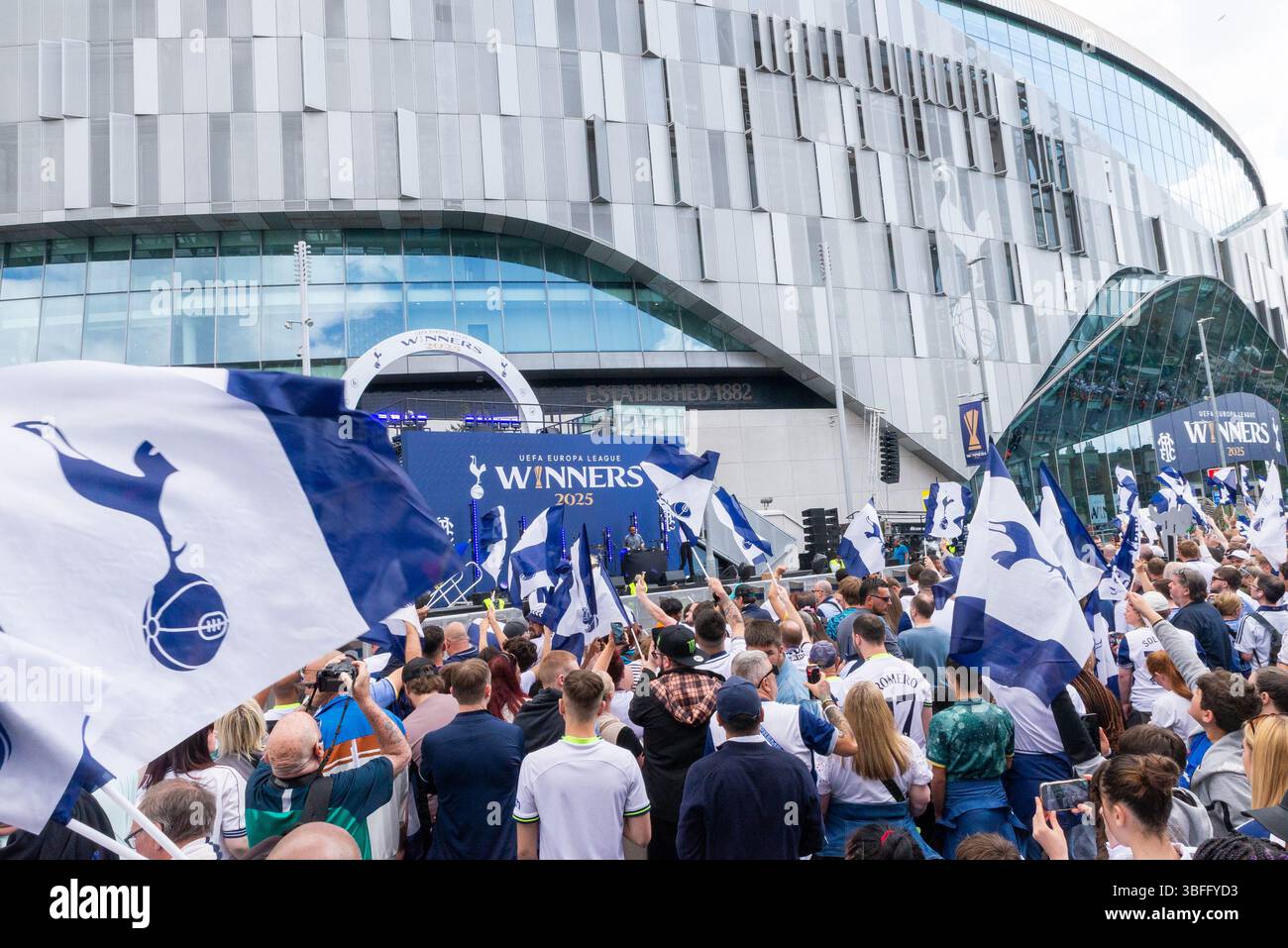 Tottenham hotspur logo stadium hi-res stock photography and images - Alamy