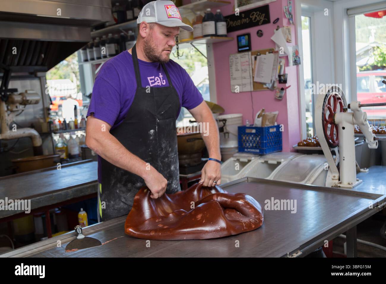 Bruce's Candy Kitchen, Cannon Beach, Oregon - September 2nd 2017: A ...