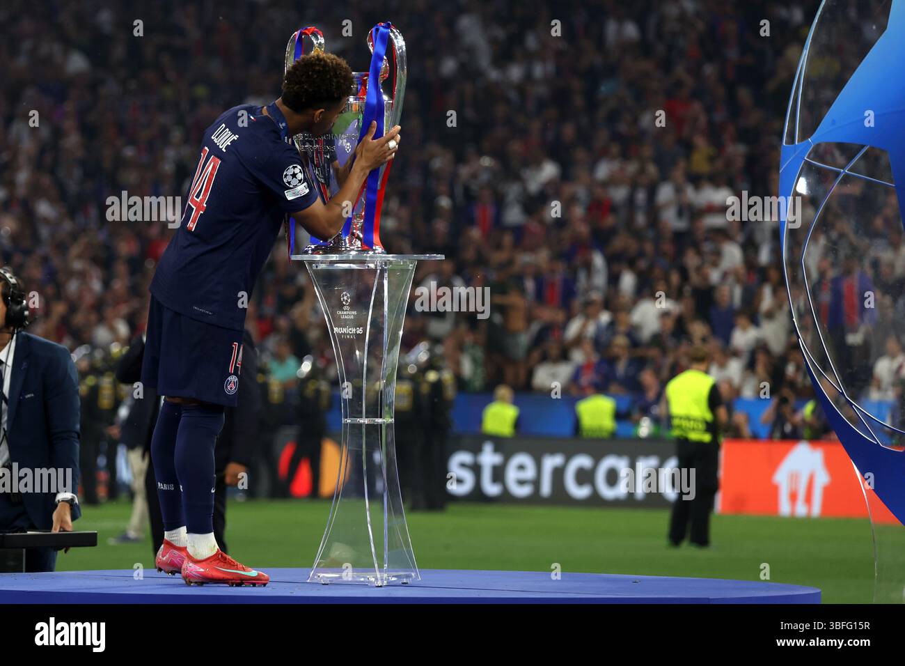 Desire Doue of Paris Saint-Germain Fc celebrates the victory at the end ...