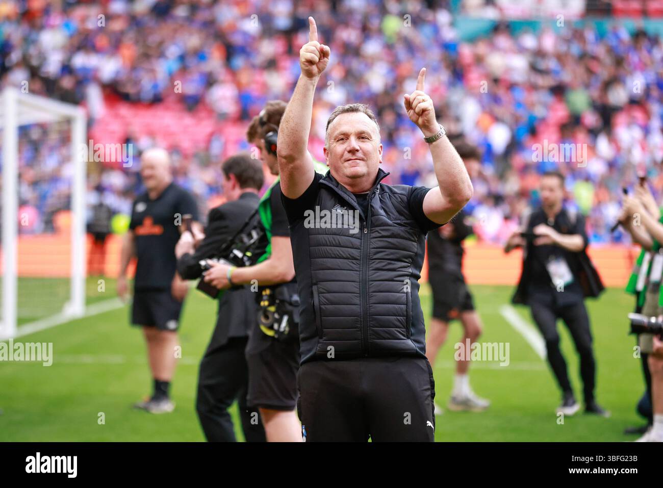 Wembley Stadium, London, UK. 1st June, 2025. Oldham Athletic manager ...