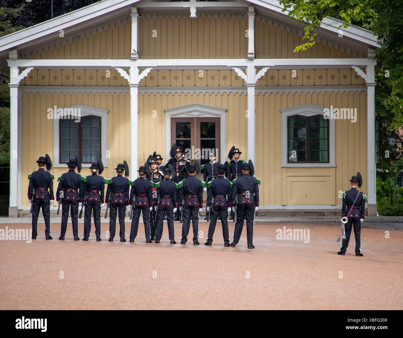 Wachposten der Königlichen Garde am königlichen Schloss, Oslo ...