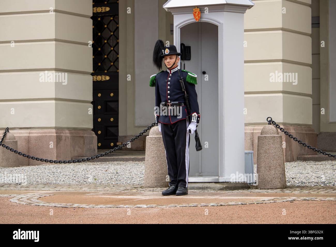 Wachposten der Königlichen Garde am königlichen Schloss, Oslo ...