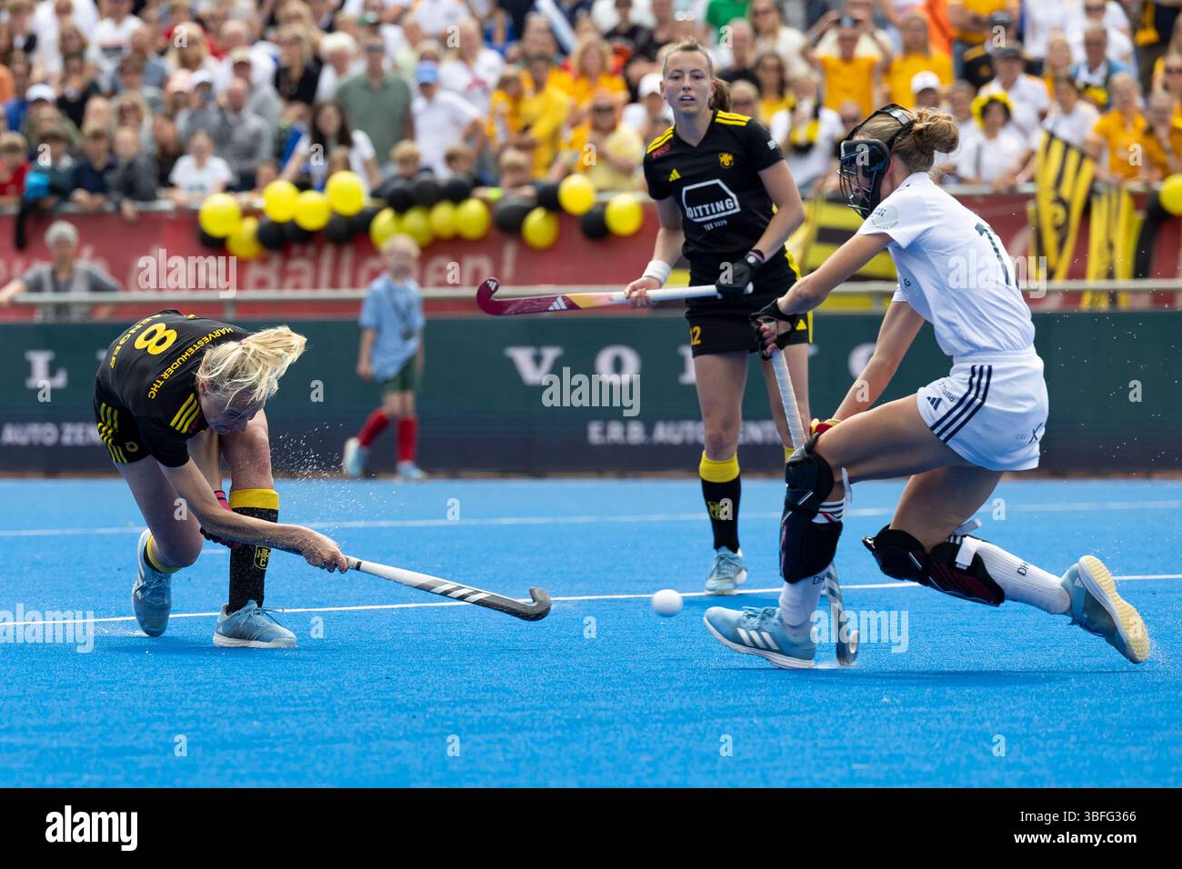 Laura SAENGER (HTHC 8, left) plays the ball past Lisa NOLTE (DHC 17 ...