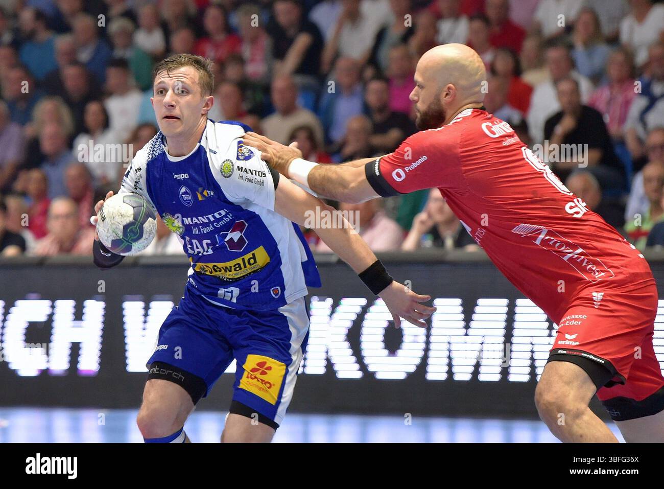 Simone Mengon (ThSV Eisenach, #15) (am Ball), Adrian Sipos (MT Melsungen #8), GER, MT Melsungen ...