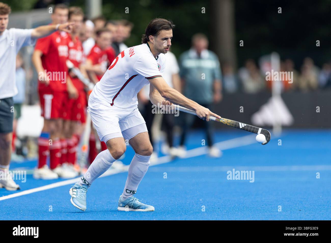Lucas BACHMANN (CHTC 15, middle) receives the ball, single shot ...