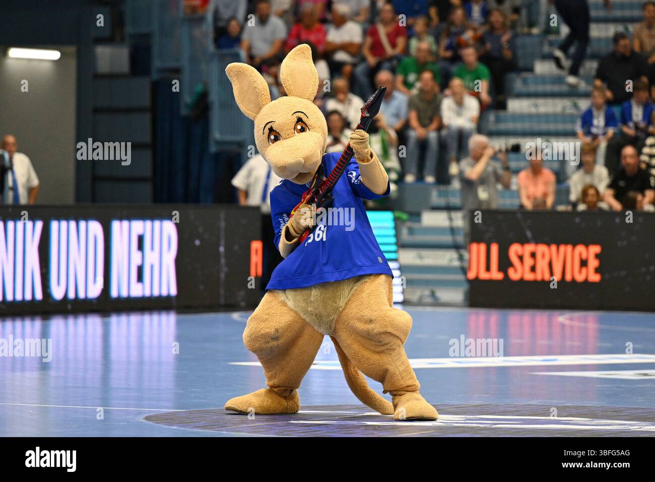 VfL Maskottchen 'Gummi' rockt mit der Luftgitarre VfL Gummersbach vs.SC ...