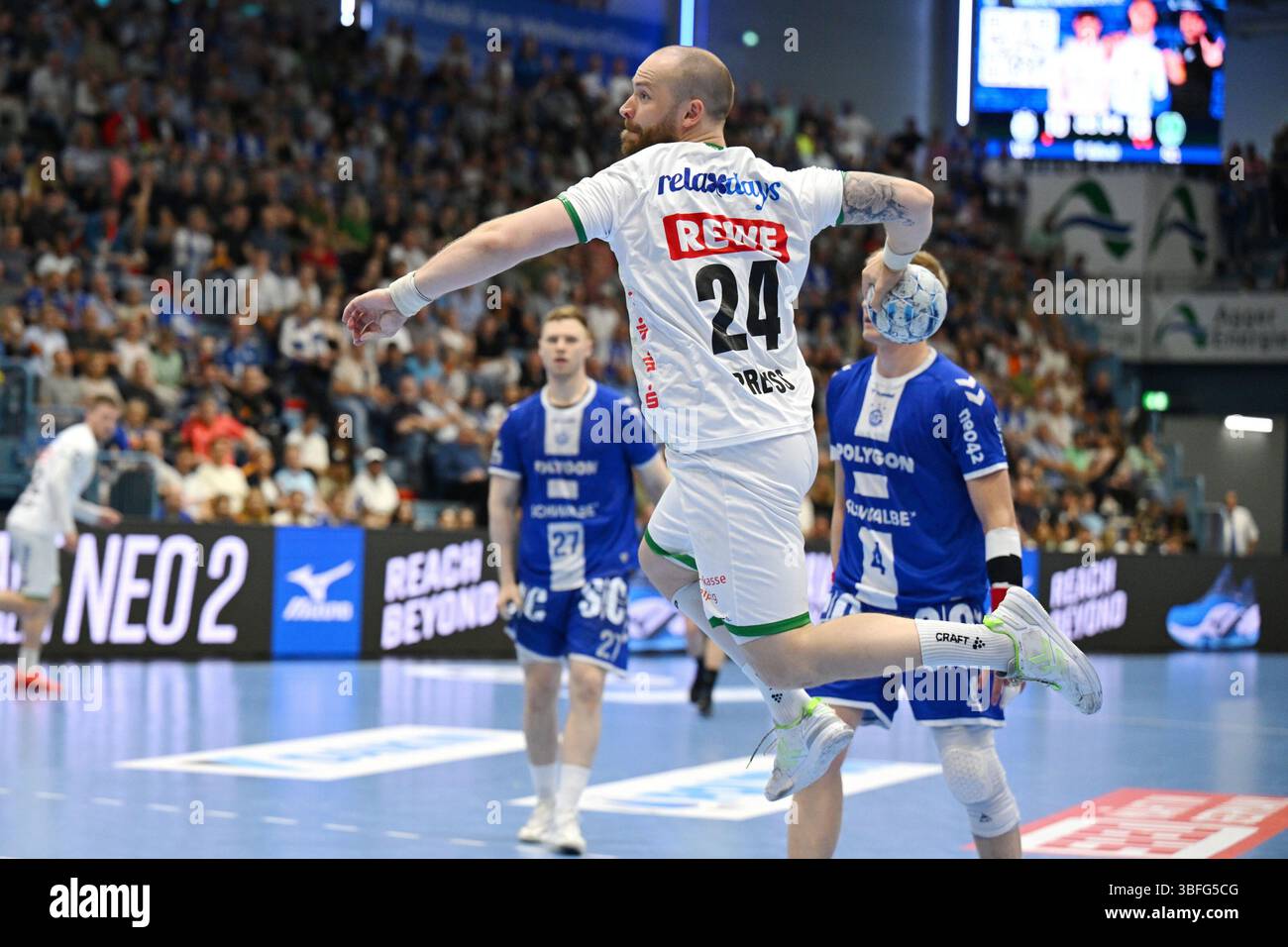 #24 Moritz Preuss (SC DHfK Leipzig 24) beim Sprungwurf VfL Gummersbach vs.SC DHfK Leipzig ...