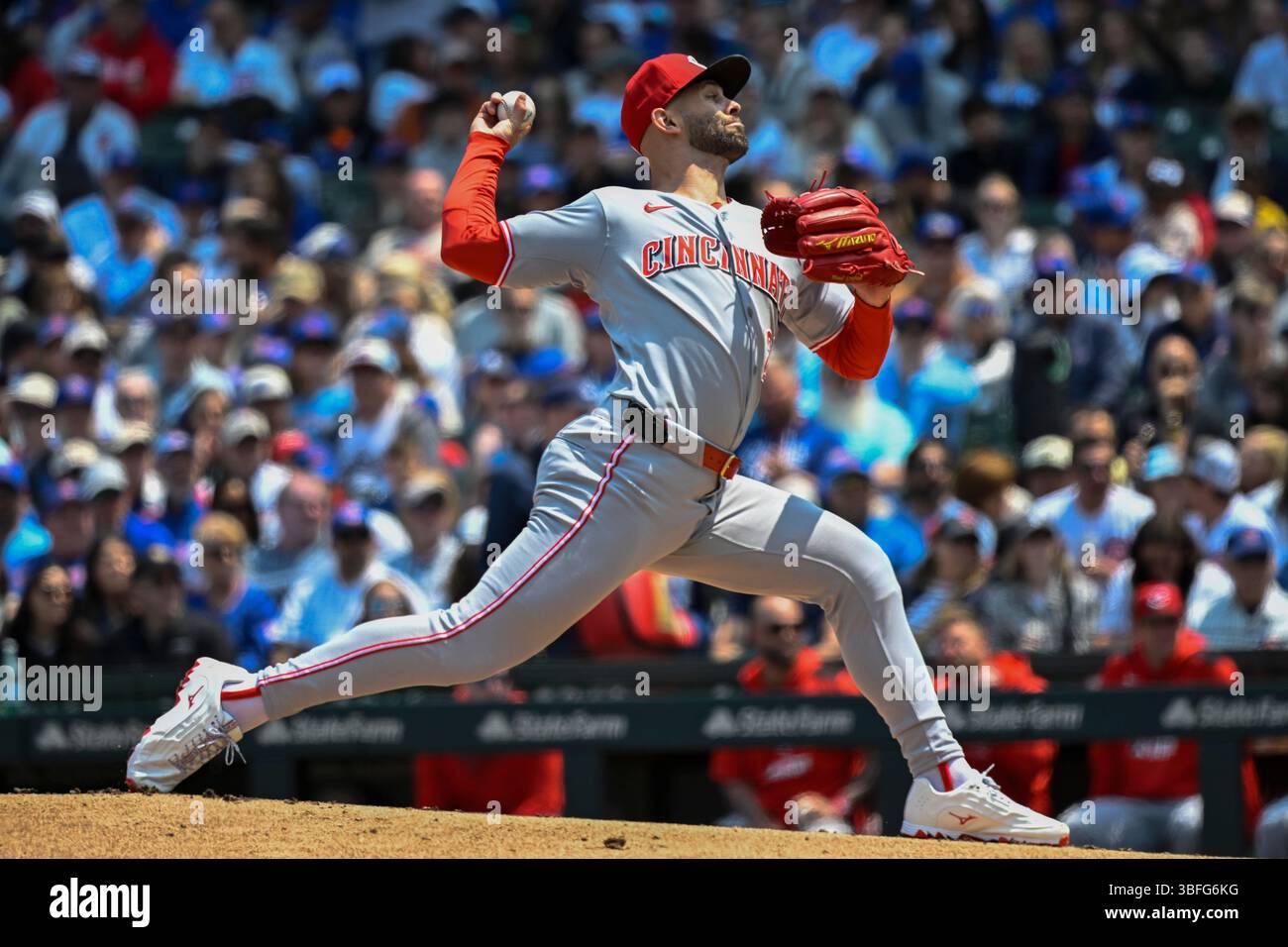 Cincinnati Reds pitcher Nick Martinez delivers during the first inning ...