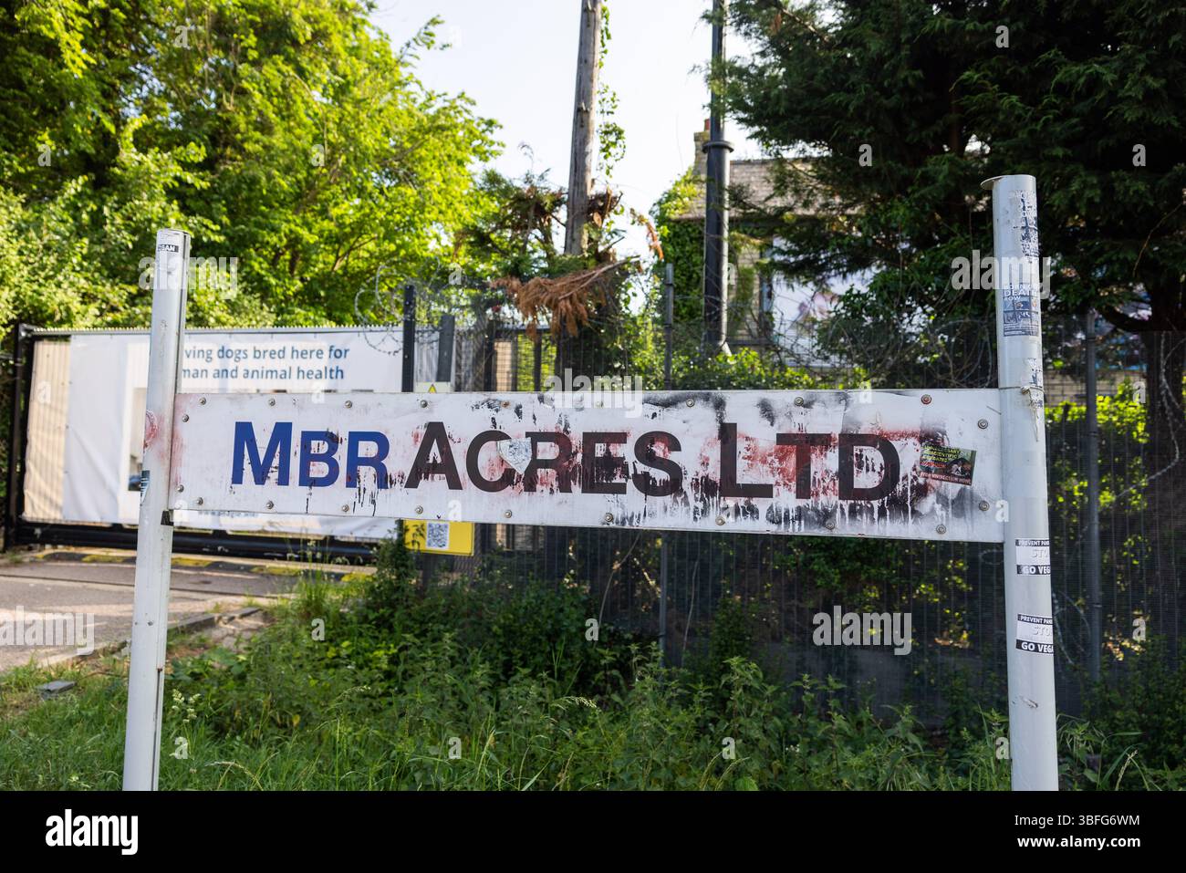 Huntingdon, UK. 01 JUN, 2025. Damaged sign outside MBR Acres dog ...
