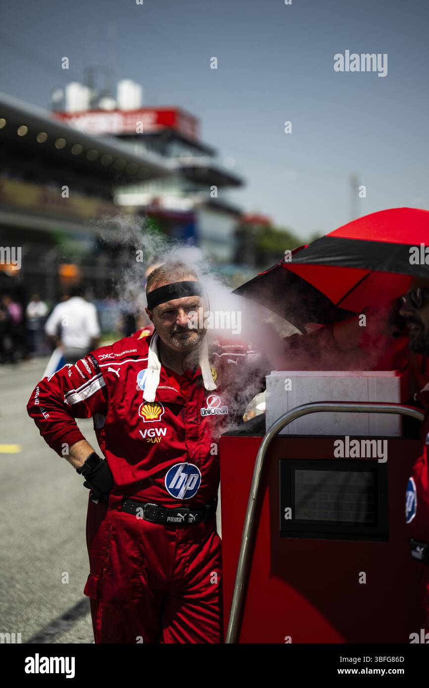 Scuderia Ferrari mechanic, mecanicien, mechanics during the Formula 1 ...