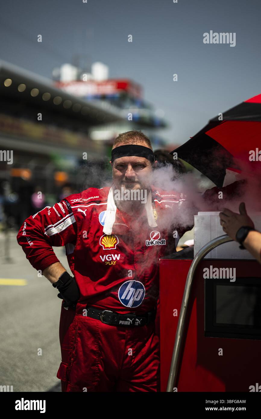 Scuderia Ferrari mechanic, mecanicien, mechanics during the Formula 1 ...