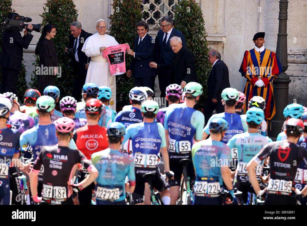 Pope Leo XIV greets 'Giro D'Italia' cyclists passing through Vatican ...