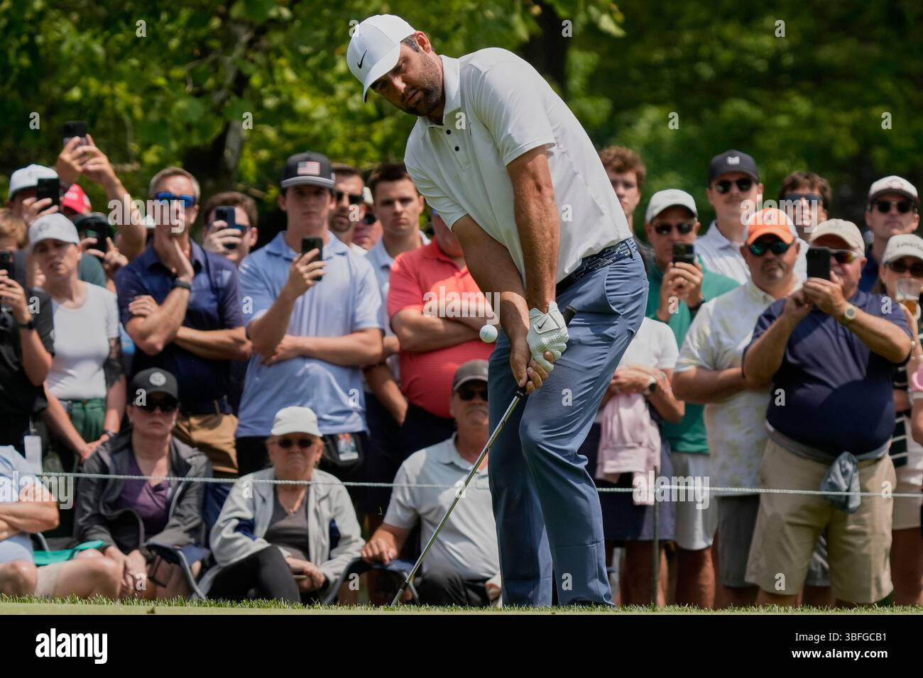 Scottie Scheffler chips onto the second green during the final round of ...