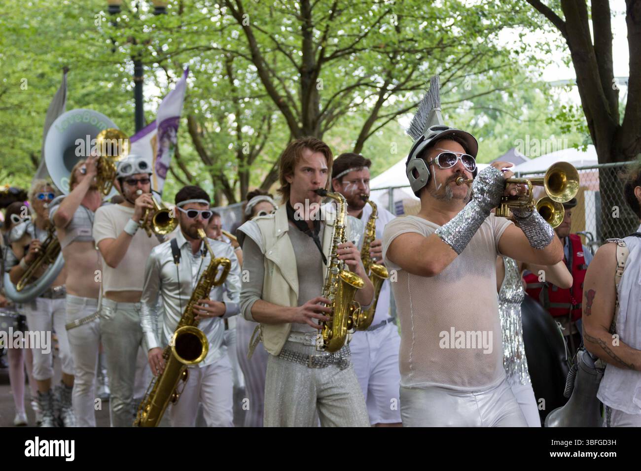 Group dancers in shiny silver hi-res stock photography and images - Alamy