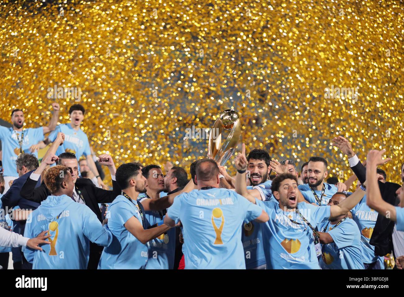 Pyramids players celebrate with the trophy after winning the CAF ...