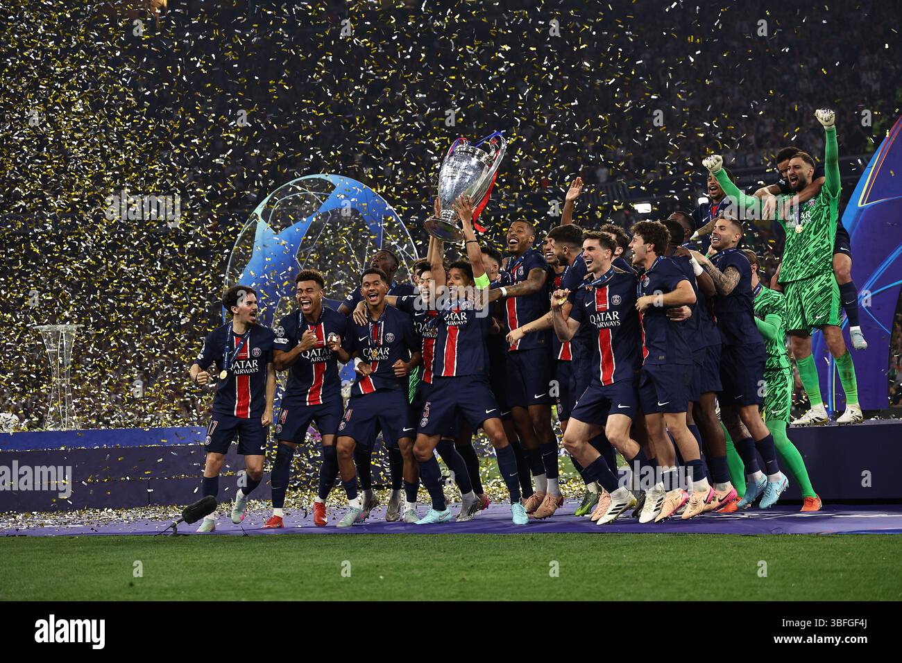 Final joy with a Trophy (Psg) during the Final UEFA Champions League ...