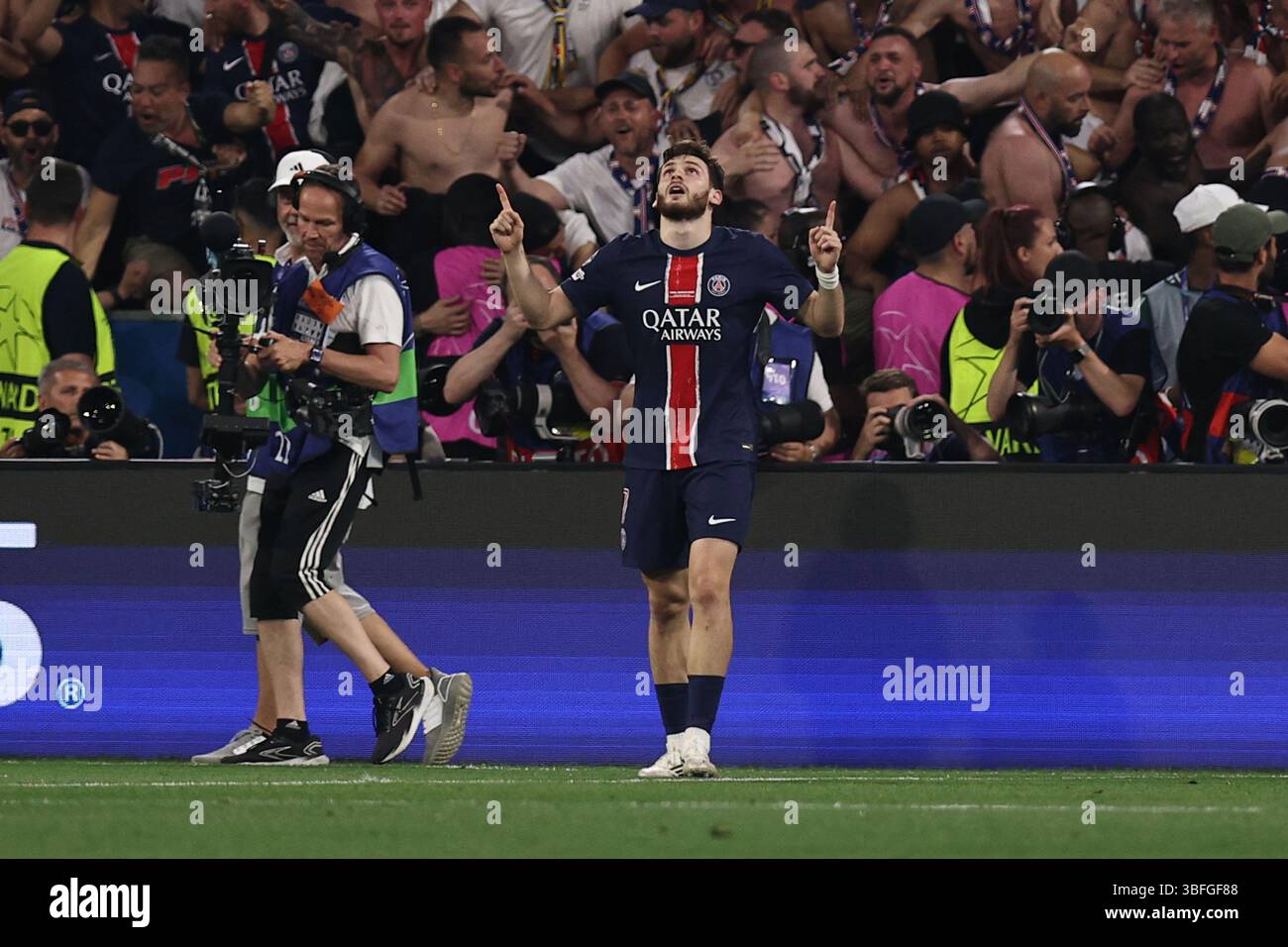 Kvicha Kvaratskhelia (Psg) celebrates after scoring his teams fourth ...