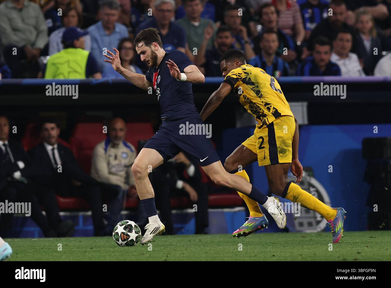 Kvicha Kvaratskhelia (Psg)Denzel Dumfries (Inter) during the Final UEFA ...