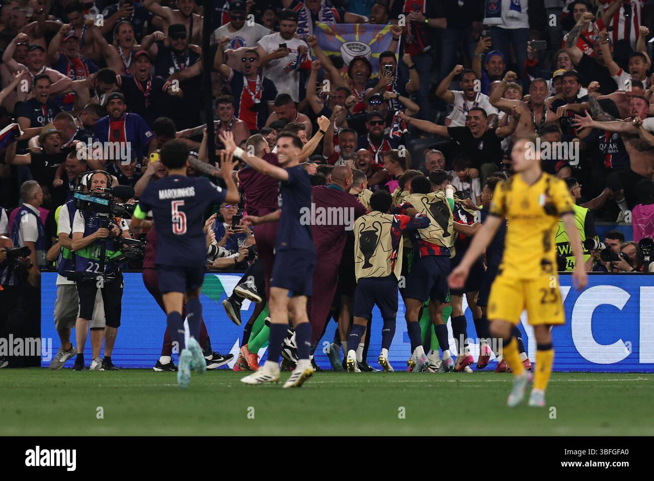 Kvicha Kvaratskhelia (Psg) celebrates after scoring his teams fourth ...