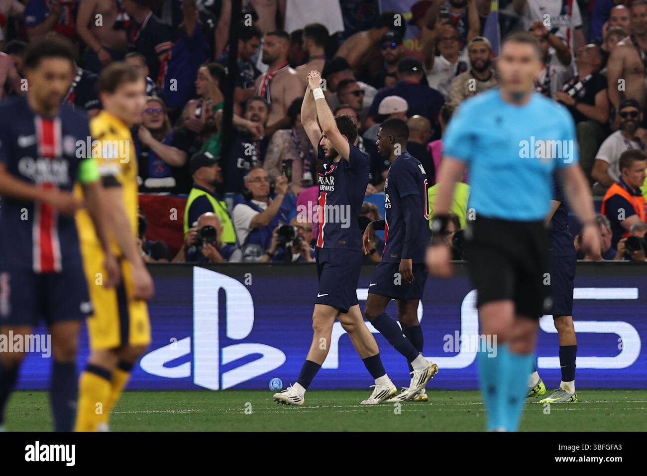 Kvicha Kvaratskhelia (Psg) celebrates after scoring his teams fourth ...