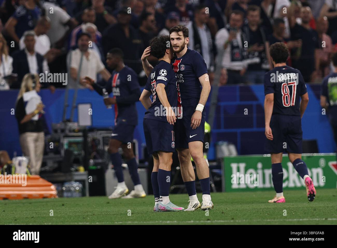 Kvicha Kvaratskhelia (Psg)Vitinha (Psg) celebrates after scoring his ...