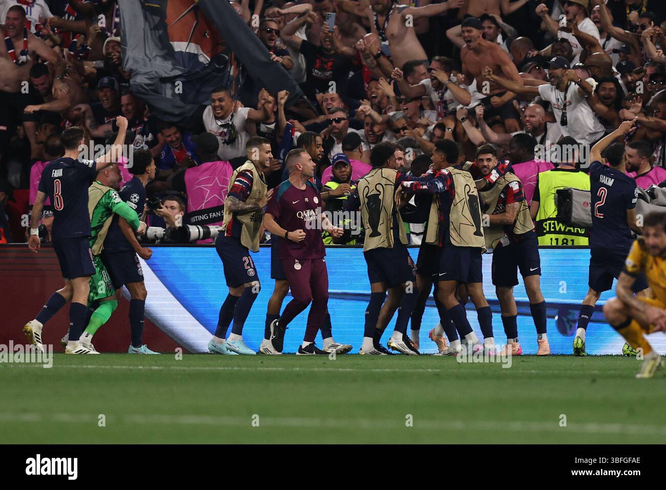 Kvicha Kvaratskhelia (Psg) celebrates after scoring his teams fourth ...
