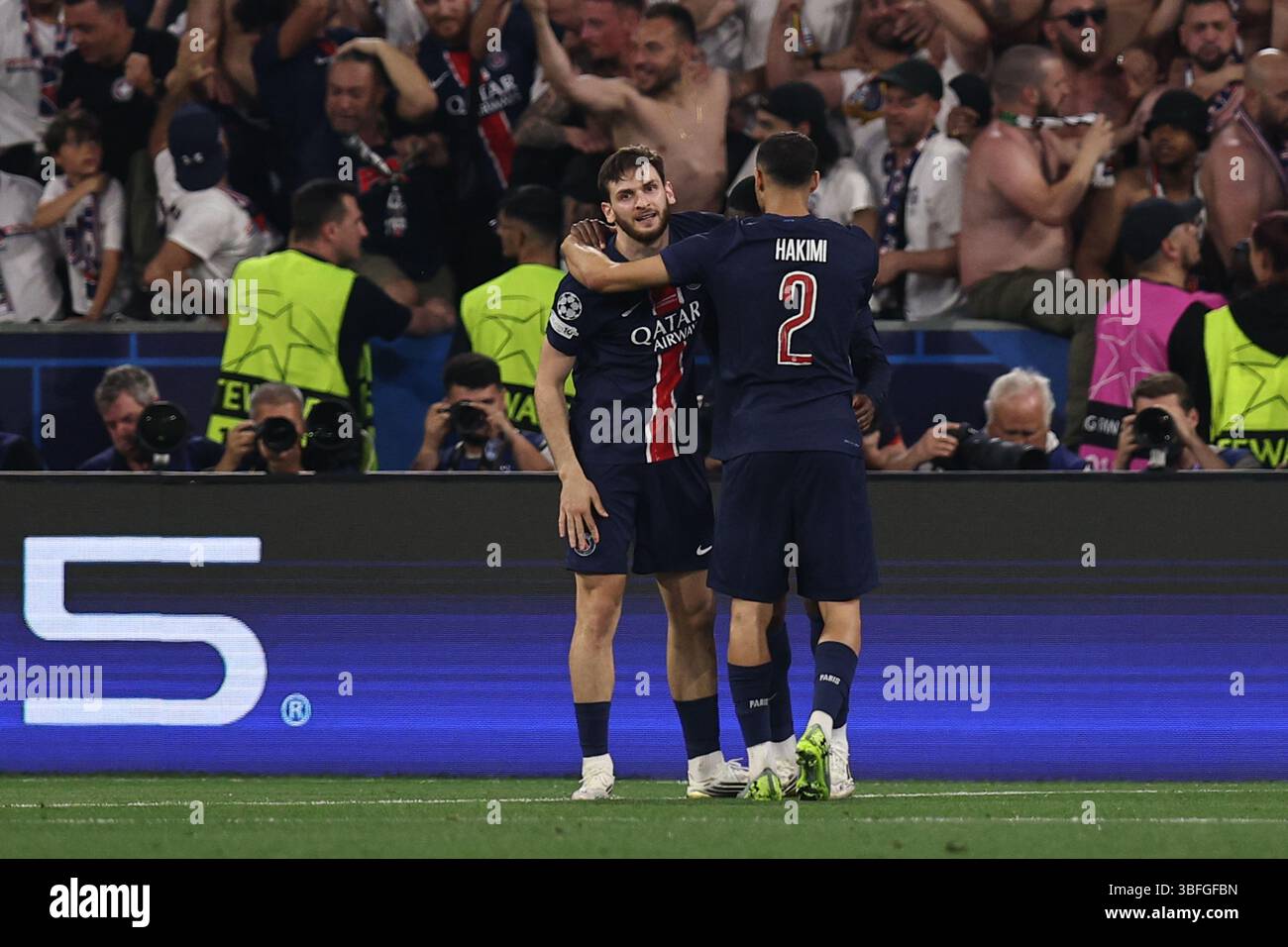 Kvicha Kvaratskhelia (Psg) celebrates after scoring his teams fourth ...