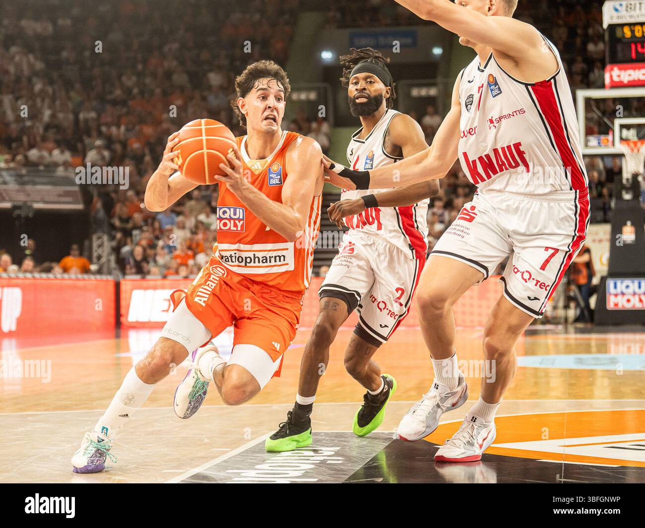 Ben Saraf (Ratiopharm Ulm, #77) im Duell mit Bazou Kone (Wuerzburg ...