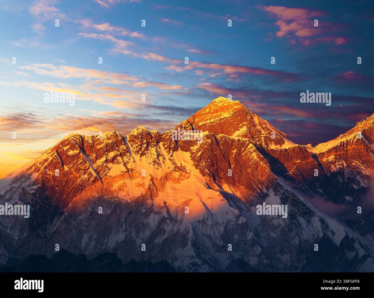 Mount everest sunset hi-res stock photography and images - Alamy